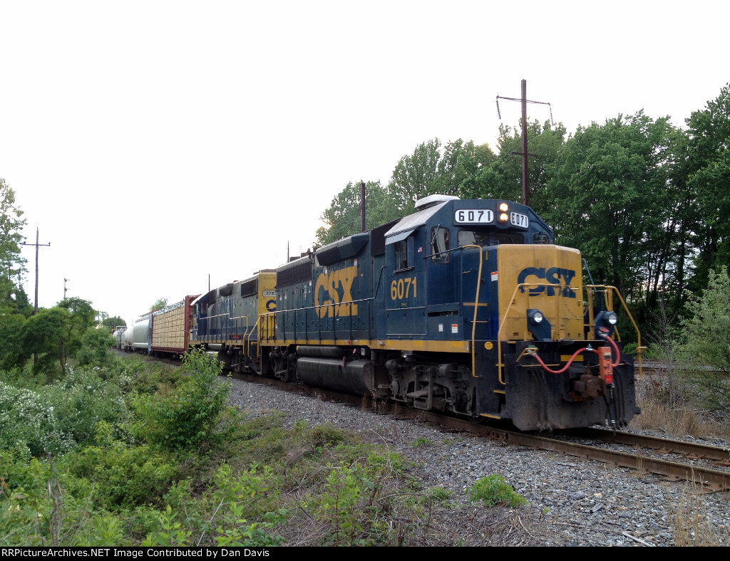CSX GP40-2 6071 leads C764-22 up the Fairless Branch at CP MA